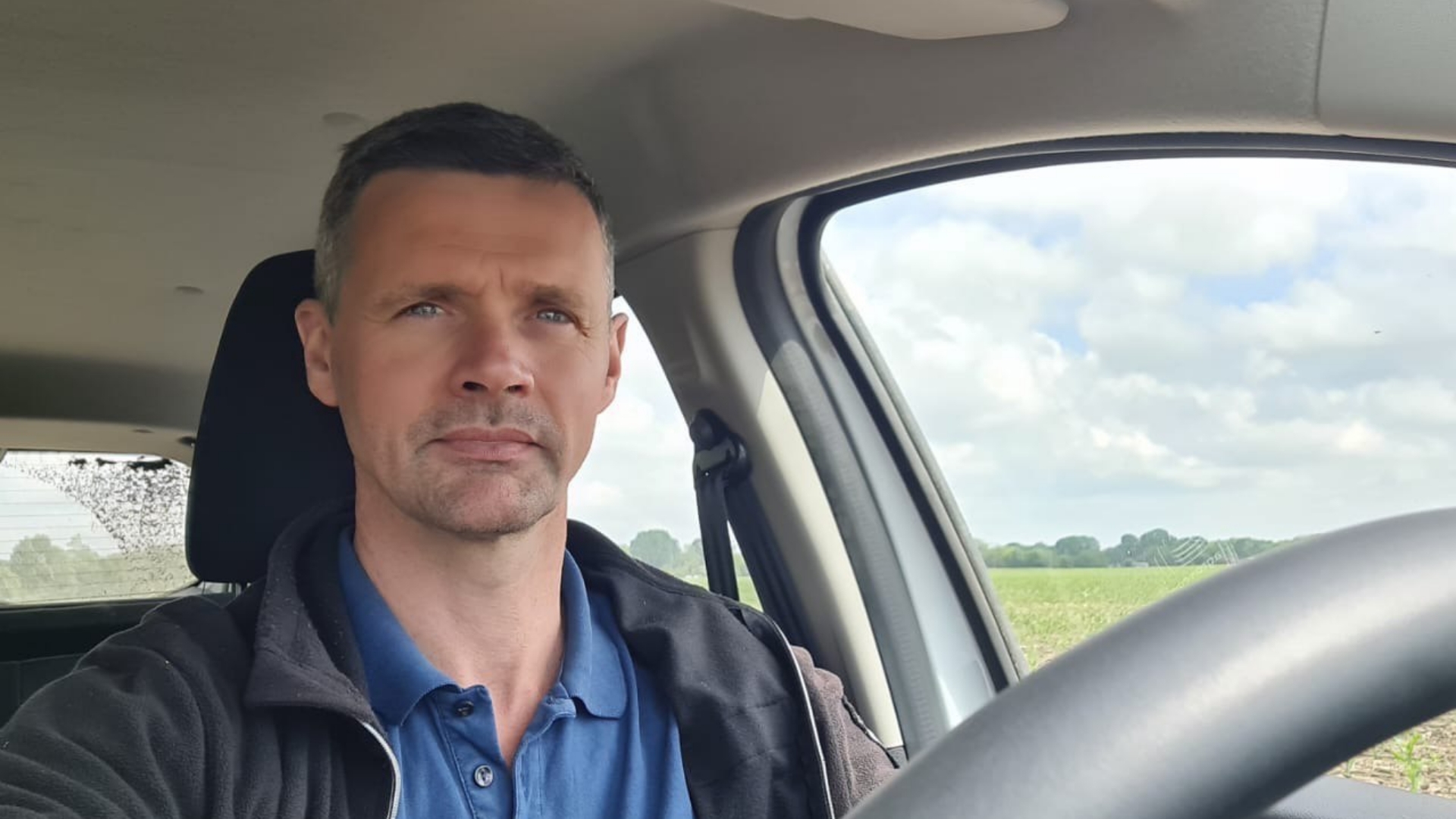 Opnieuw stond boer Kees Huizinga aan het graf van een van zijn mensen ...