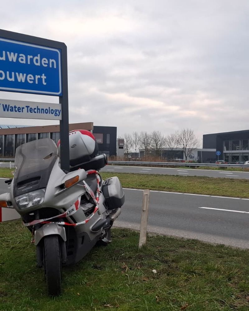 Motor staat al meer dan een maand bij plaatsnaambord in Leeuwarden ...