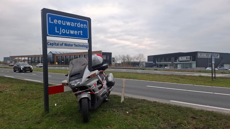Motor staat al meer dan een maand bij plaatsnaambord in Leeuwarden ...