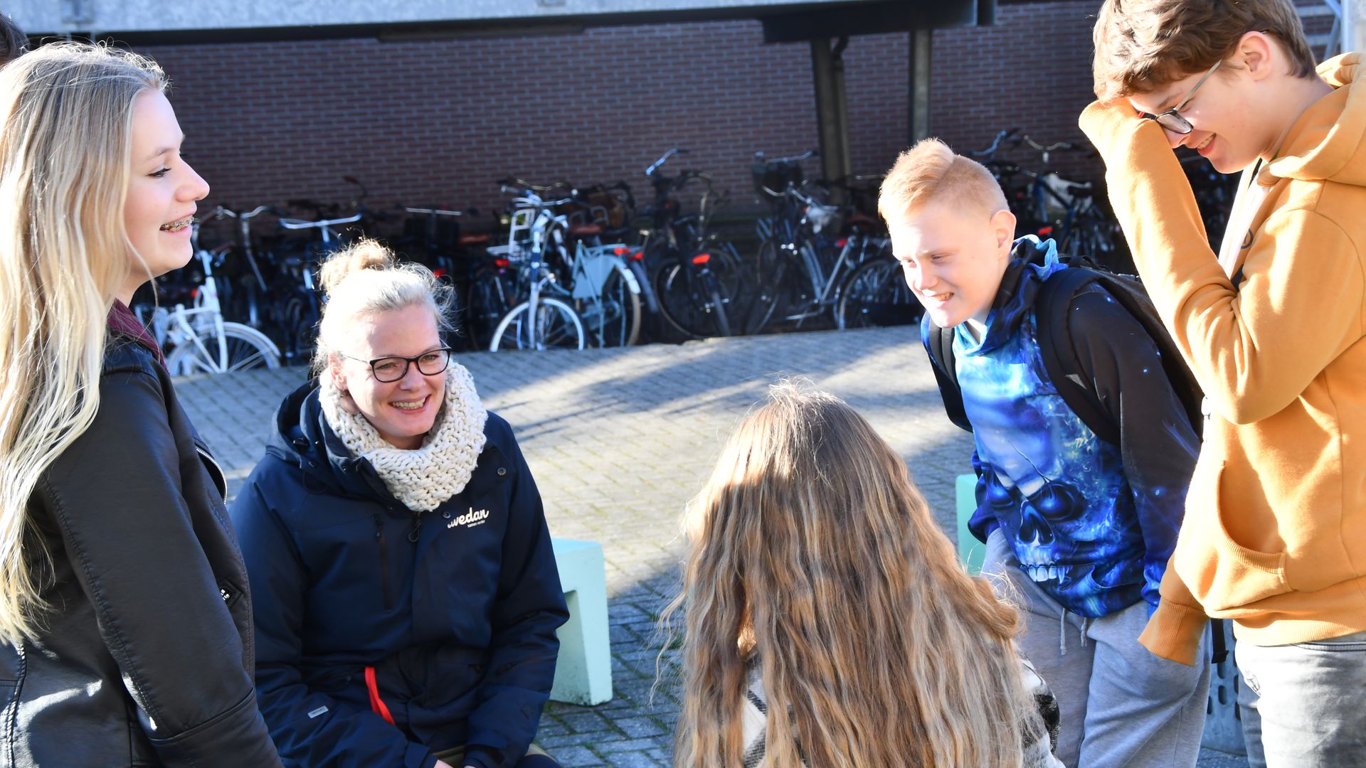 Jongerenwerkers helpen leerlingen van Het Erasmus Almelo met dank aan ...