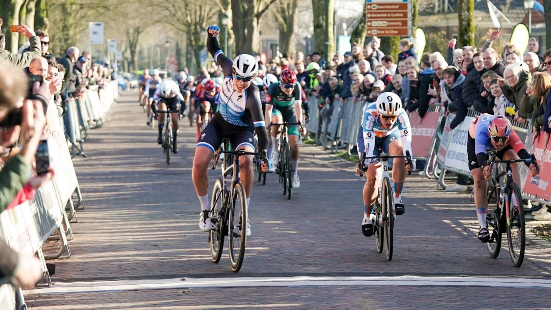 Sofie van Rooijen (21) pakt eerste UCI-zege in Drentse Acht van ...