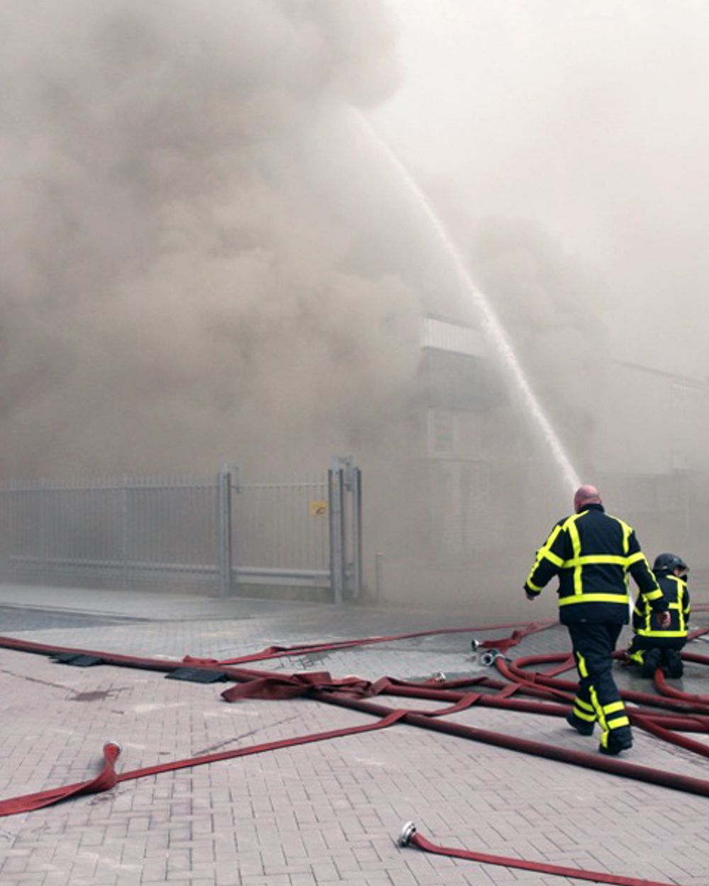 Grote brand bij Maxum Megastore in Brielle - Rijnmond
