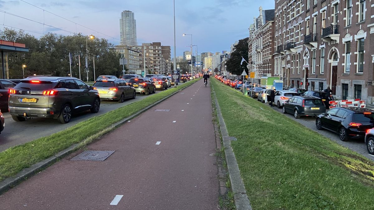 Verkeerschaos in Rotterdam door afgesloten Maastunnel en wegafzettingen - Rijnmond