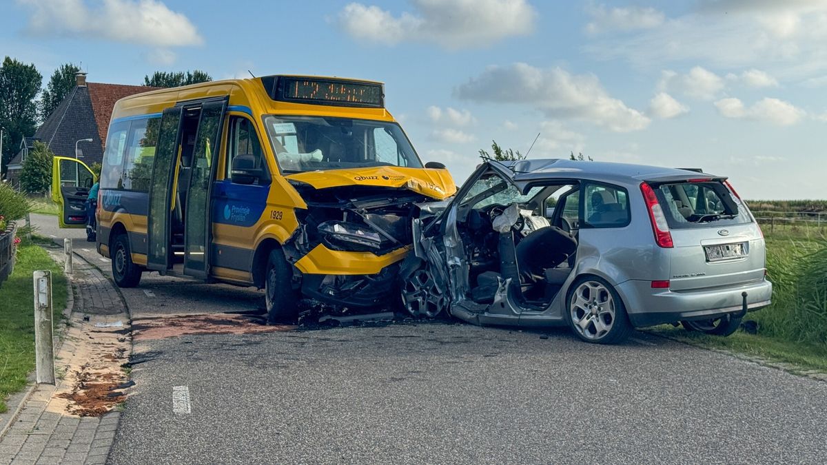 Twee gewonden bij botsing tussen auto en lijnbus in Ferwoude - Omrop Fryslân