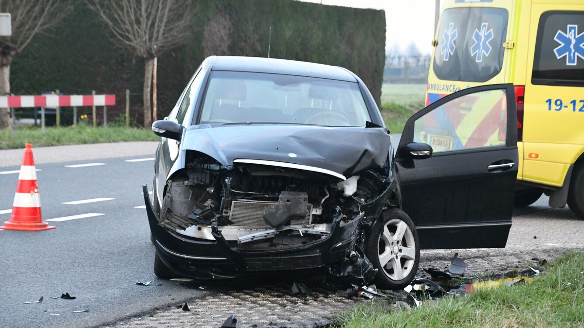 Twee auto's weggesleept na ongeluk Kruiningen - Omroep Zeeland