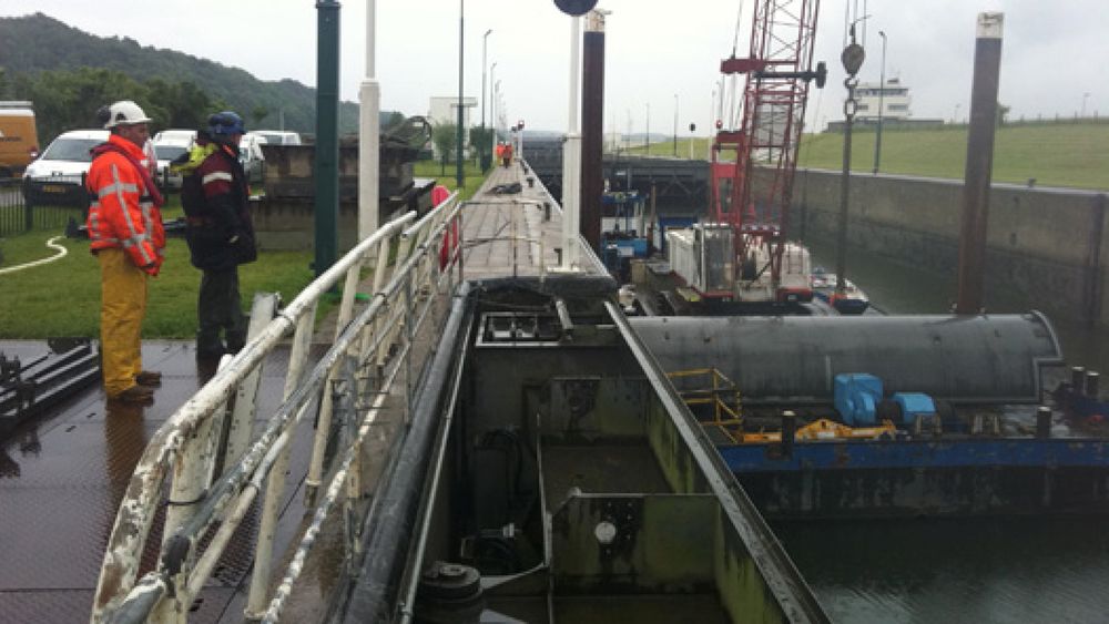 Terugplaatsing sluisdeuren Driel begonnen - Omroep Gelderland