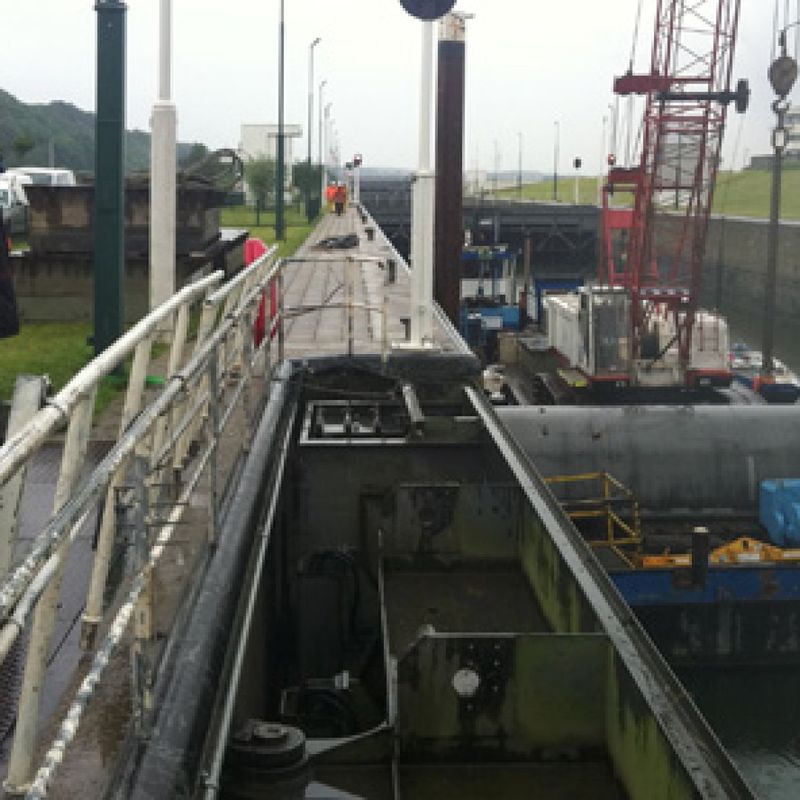 Terugplaatsing sluisdeuren Driel begonnen - Omroep Gelderland