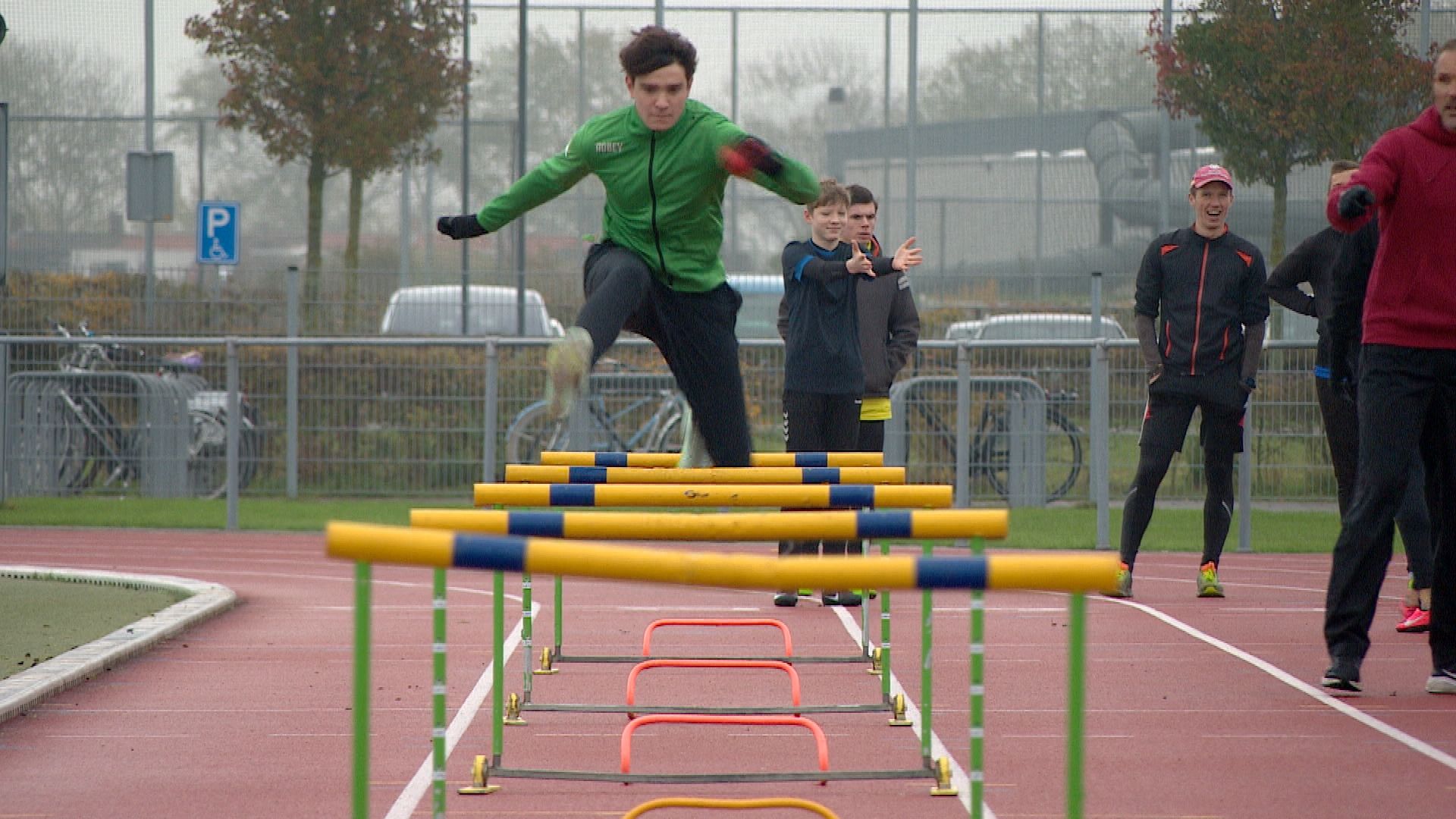 Hordelopen, speerwerpen en sprinten, oud-topatleten leren jonge ...