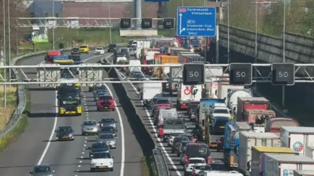 File van 18 kilometer zorgt voor uur vertraging - Rijnmond