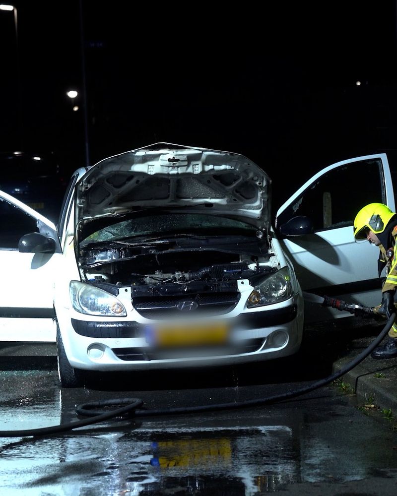 Auto vat vlam in Heerlen - L1 Nieuws