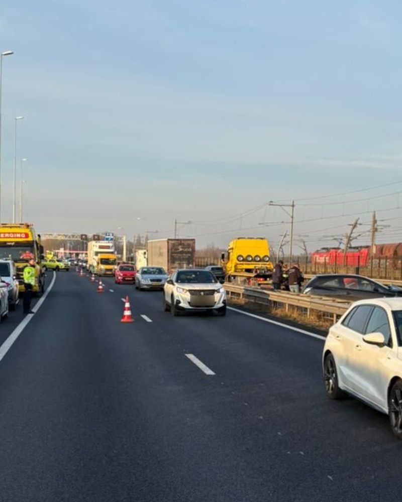 Wéér een ongeluk: snelweg dicht door botsing auto met vrachtwagen - Rijnmond