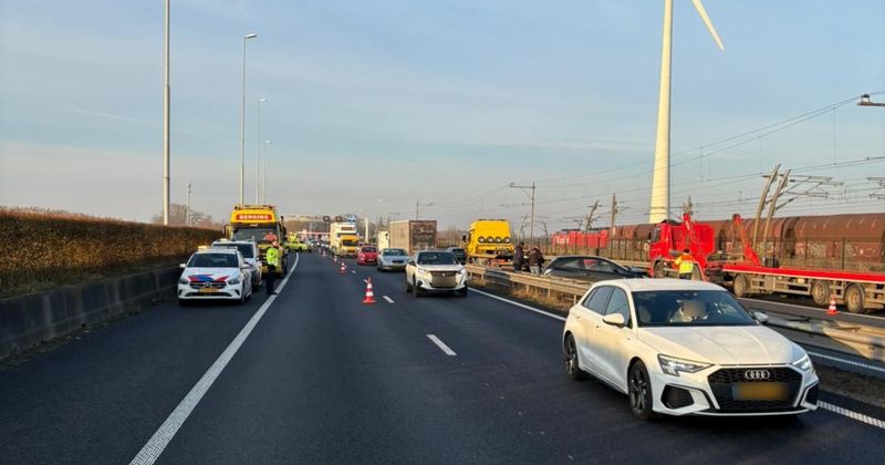Wéér een ongeluk: snelweg dicht door botsing auto met vrachtwagen - Rijnmond