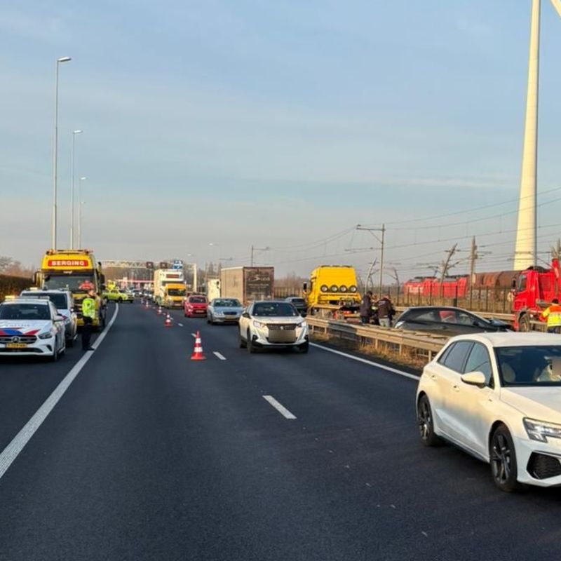 Wéér een ongeluk: snelweg dicht door botsing auto met vrachtwagen - Rijnmond