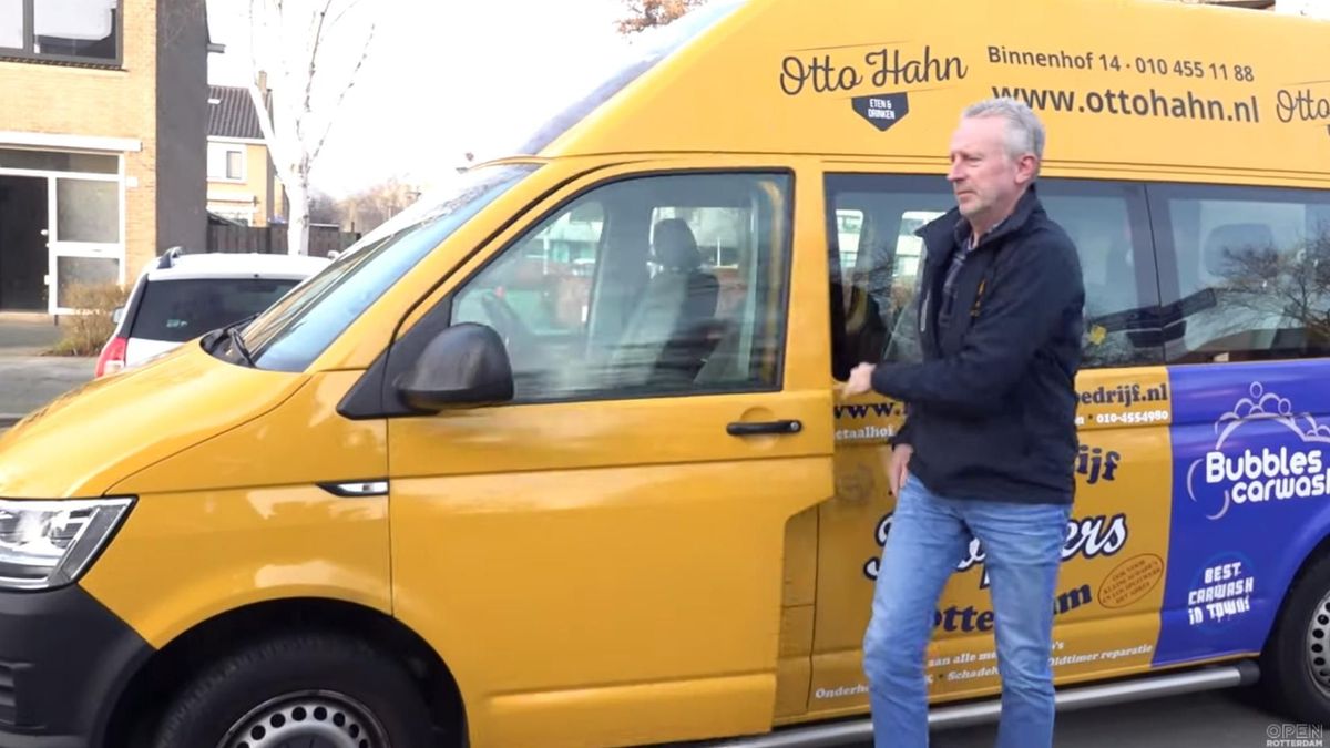 Bij de wijkbus voor ouderen staat de telefoon na 35 jaar nog altijd ... Bij de wijkbus voor ouderen staat de telefoon na 35 jaar nog altijd ...