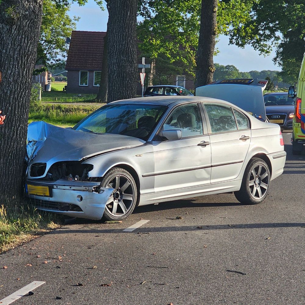 Auto botst frontaal tegen boom bij Linde - RTV Drenthe
