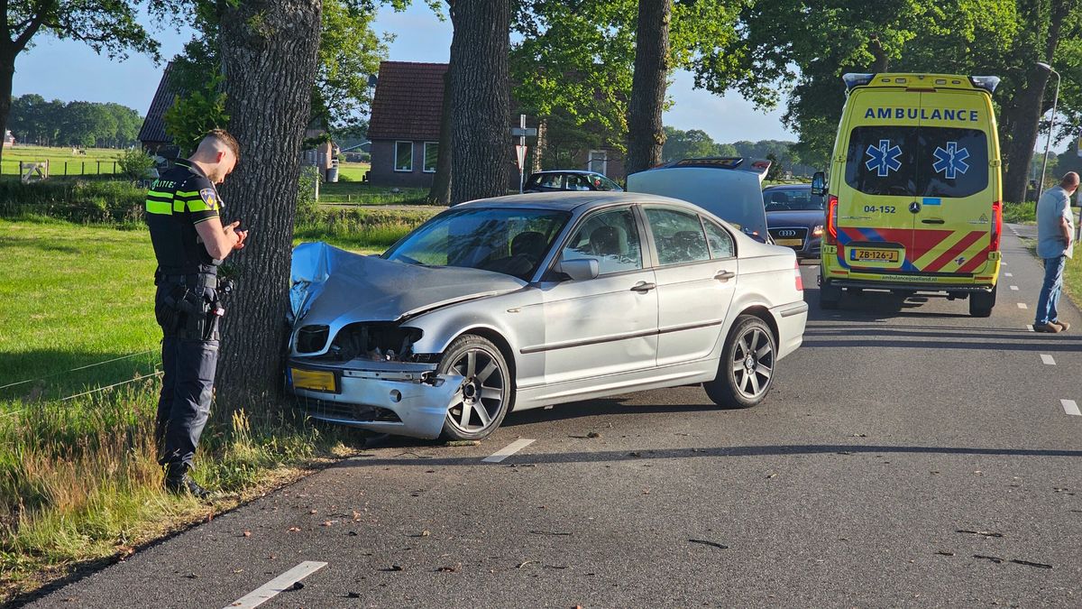 Auto botst frontaal tegen boom bij Linde - RTV Drenthe