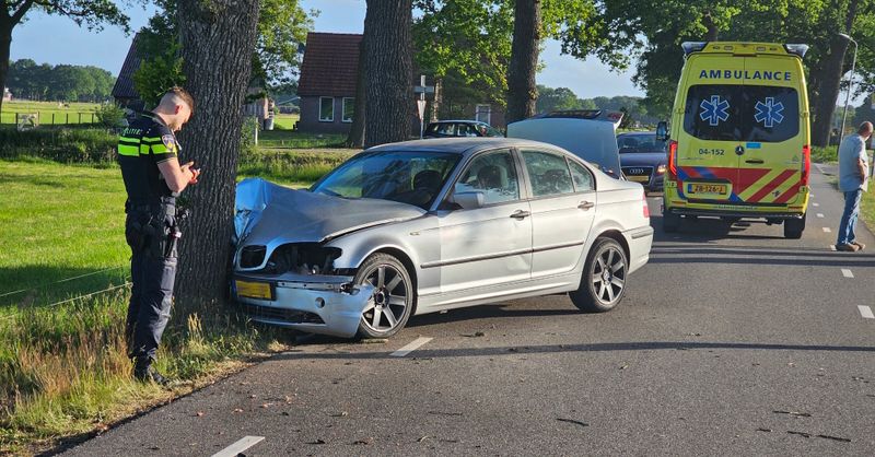 Auto botst frontaal tegen boom bij Linde - RTV Drenthe