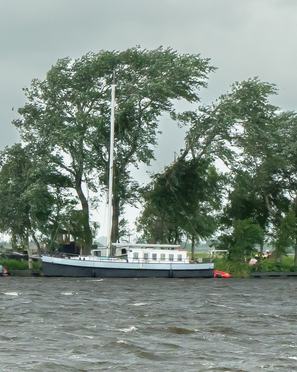 Zeilbootje slaat om bij Terherne | Bestelbusje belandt in de sloot bij ...