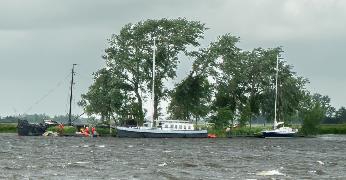 Zeilbootje slaat om bij Terherne | Bestelbusje belandt in de sloot bij ...