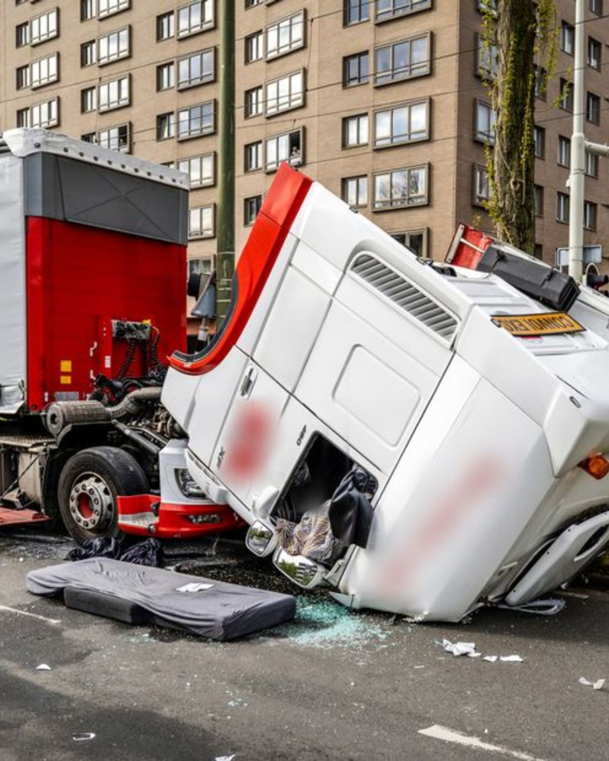 Ravage na aanrijding vrachtwagen en tram; chauffeur zwaargewond - Rijnmond