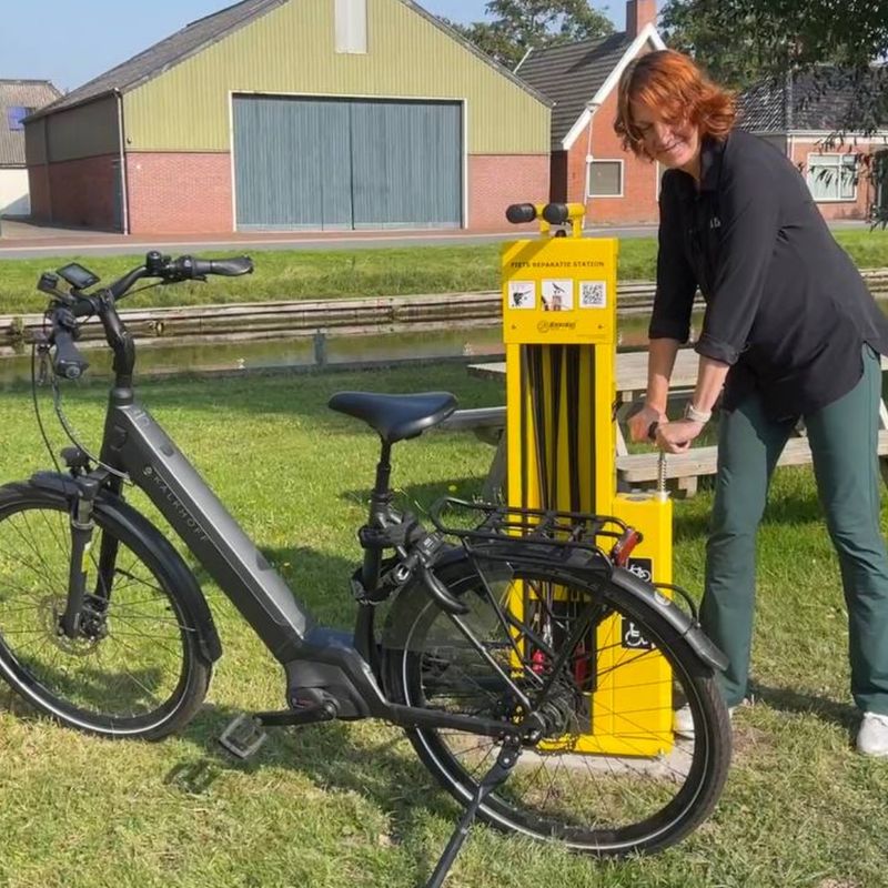 Stedum opent fietsreparatiestation voor kapotte fietsen, rolstoelen en kinderwagens - RTV Noord