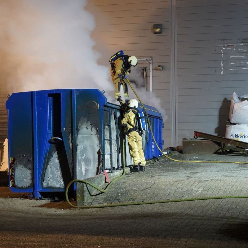 Brandweer redt bedrijfspand Tynaarlo door vuur in container snel te ...