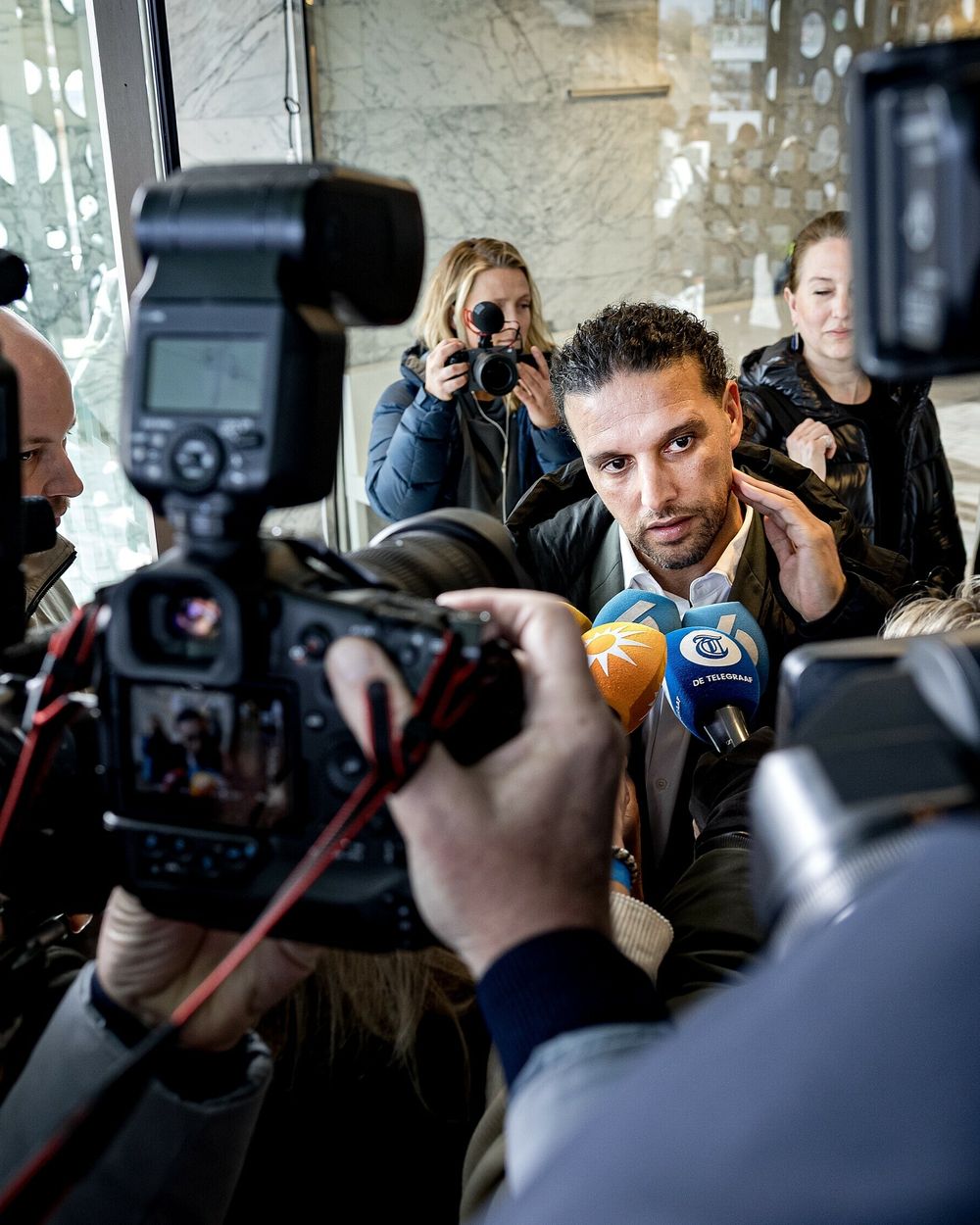 Hof veroordeelt Ali B tot drie jaar cel voor verkrachting van onder ...