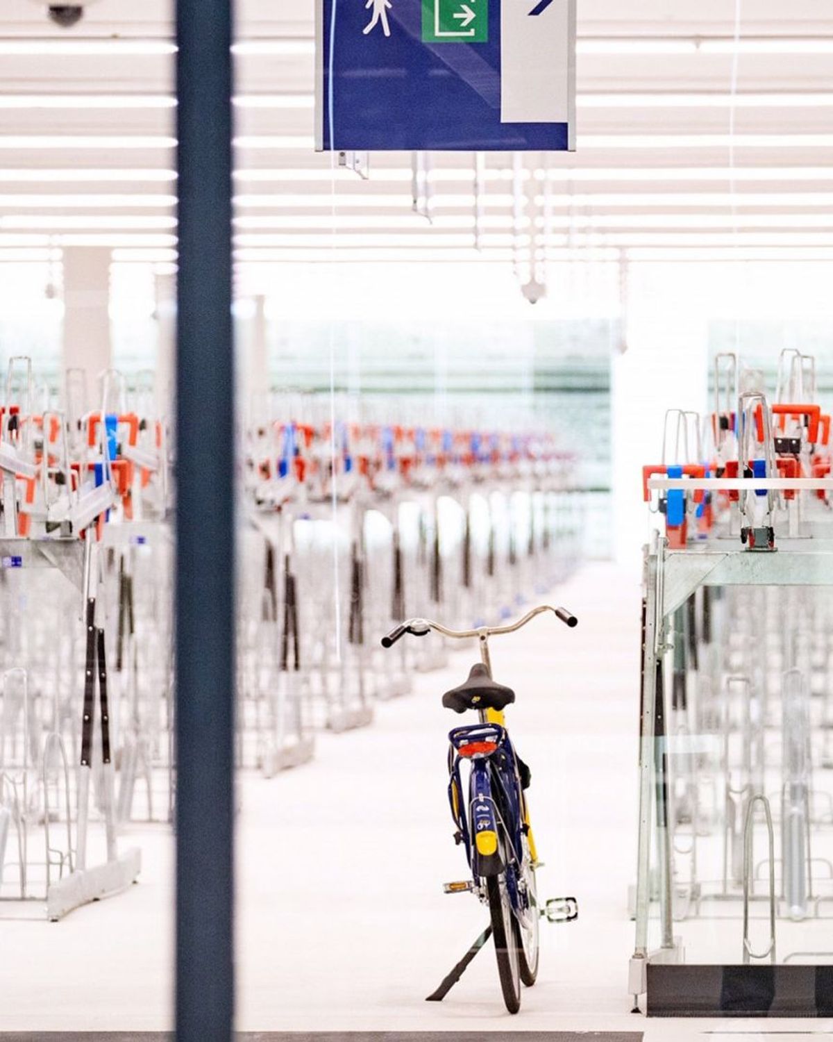 Grote fietsenstalling naast Den Haag Centraal gaat lange tijd dicht ...