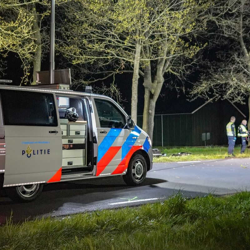 Automobilist botst tijdens achtervolging door de politie tegen een boom en raakt zwaargewond ...