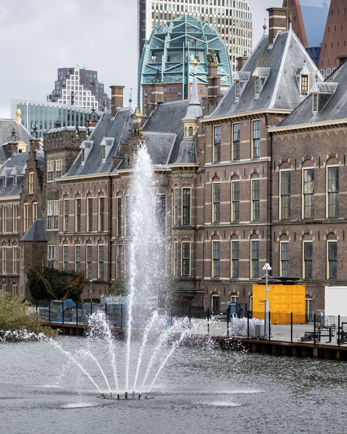 Hofvijver op de schop voor aanleg gloednieuwe verwarming Binnenhof ...