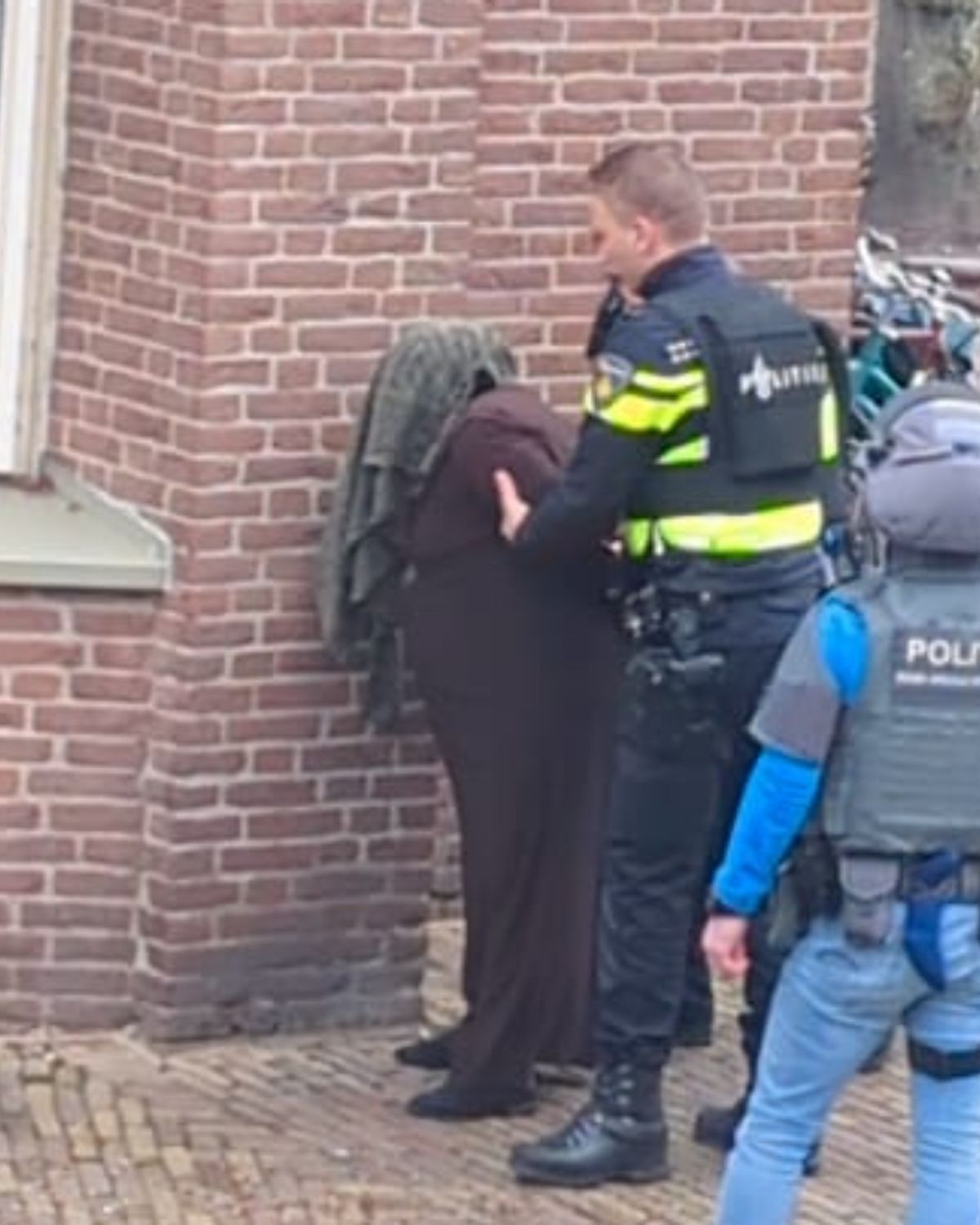 Vrouw blijft langer vastzitten na verdachte situatie bij politiebureau - RTV Utrecht