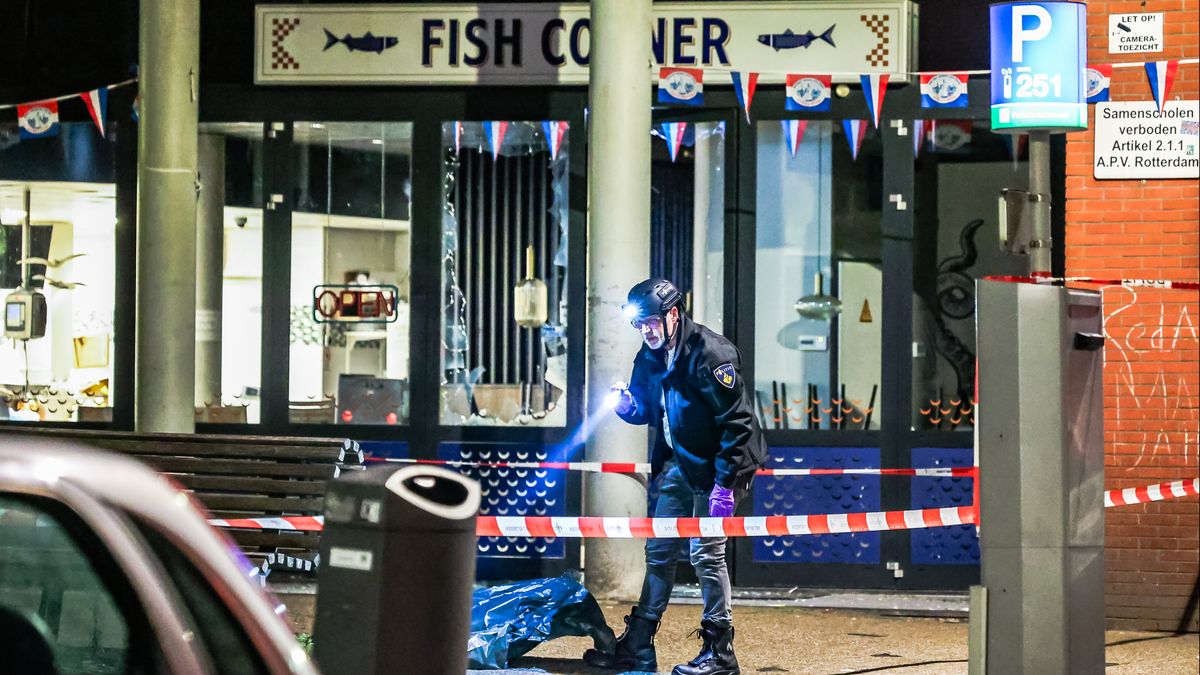 Aanslag met explosief op viswinkel in Charlois | Man ligt bloedend op rijbaan, politie tast in ...