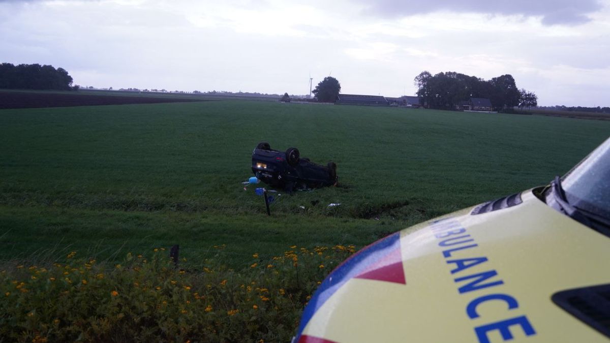 Niet een maar twee auto's vliegen uit dezelfde bocht op N377 - Oost