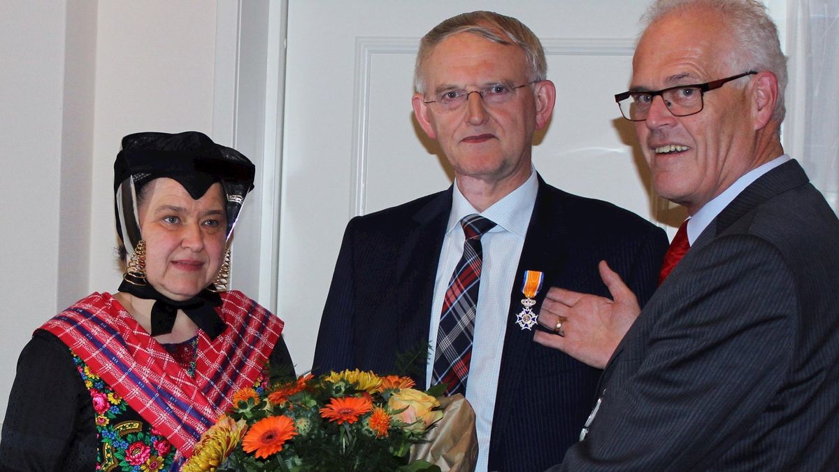 Oud-raadslid Jan Visscher in Staphorst koninklijk onderscheiden - Oost