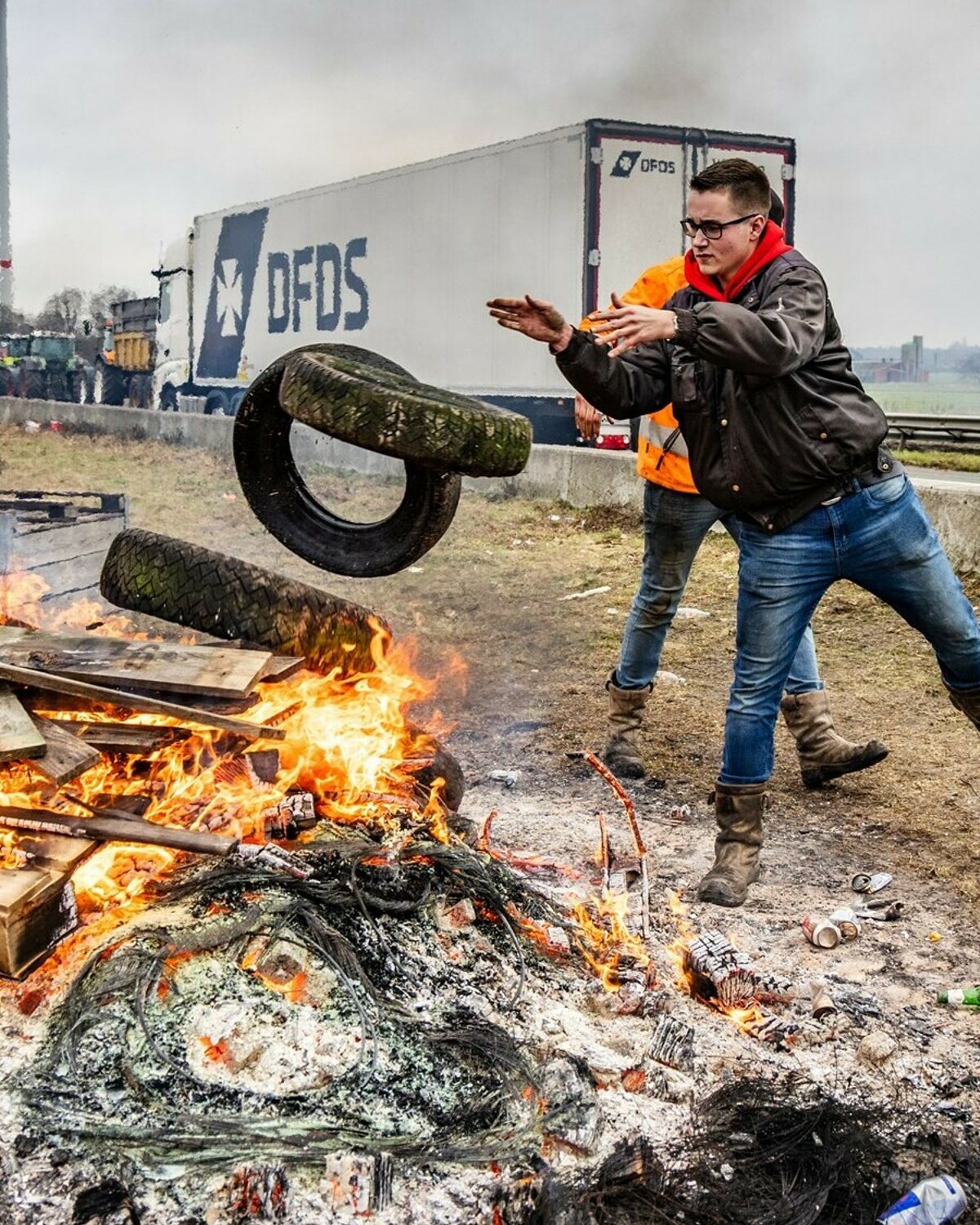 Belgische boeren blokkeren wegen bij grens, geadviseerd wordt reis naar ...
