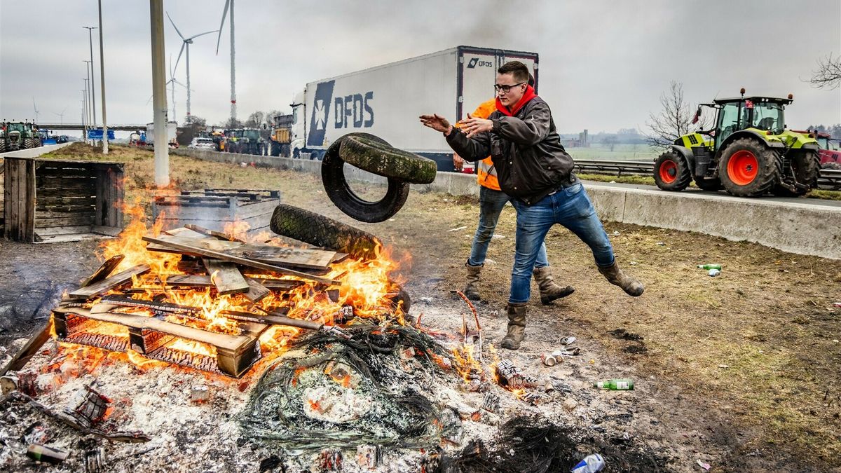 Belgische boeren blokkeren wegen bij grens, geadviseerd wordt reis naar ...