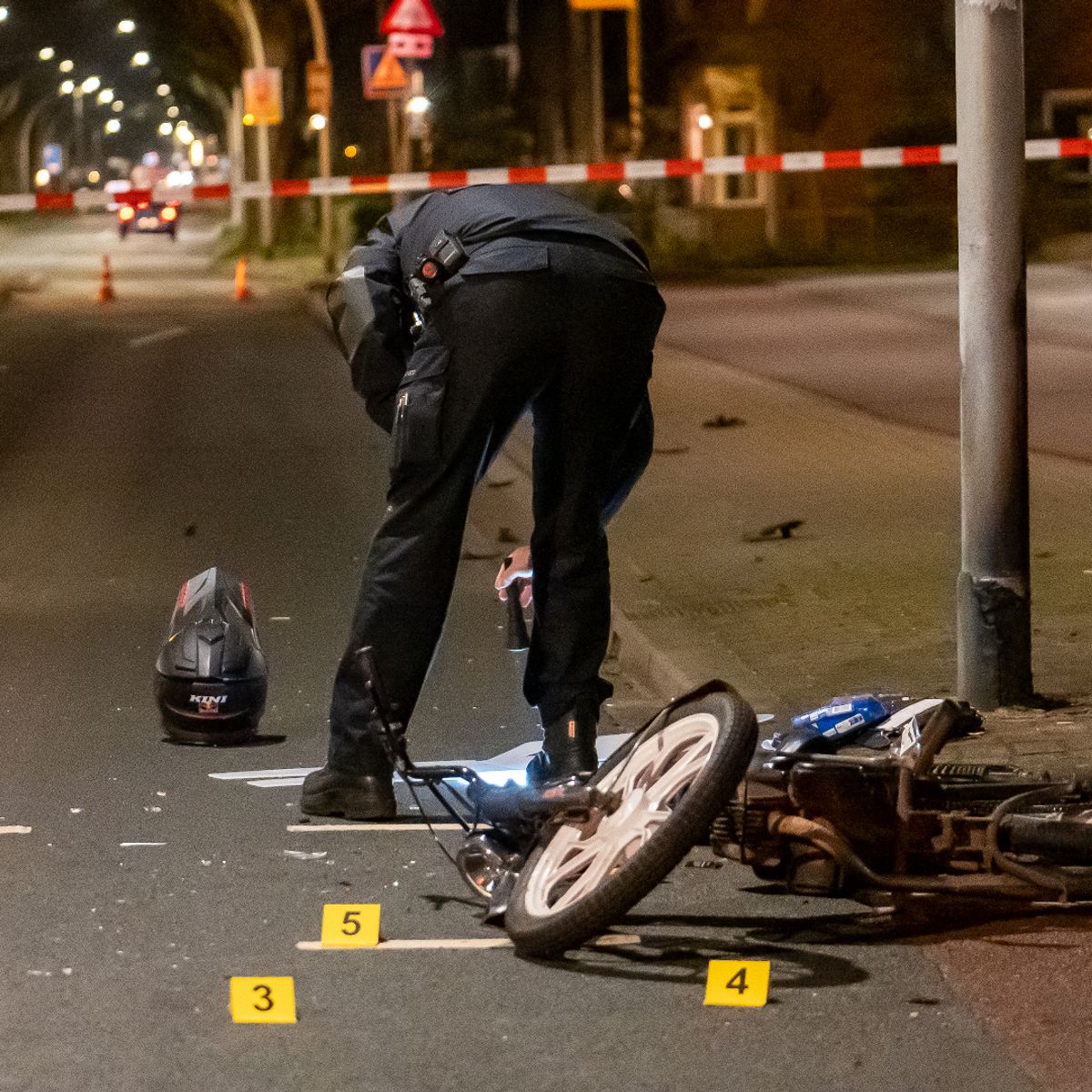 Bromfietser zwaargewond op asfalt na botsing, automobilist rijdt door ...
