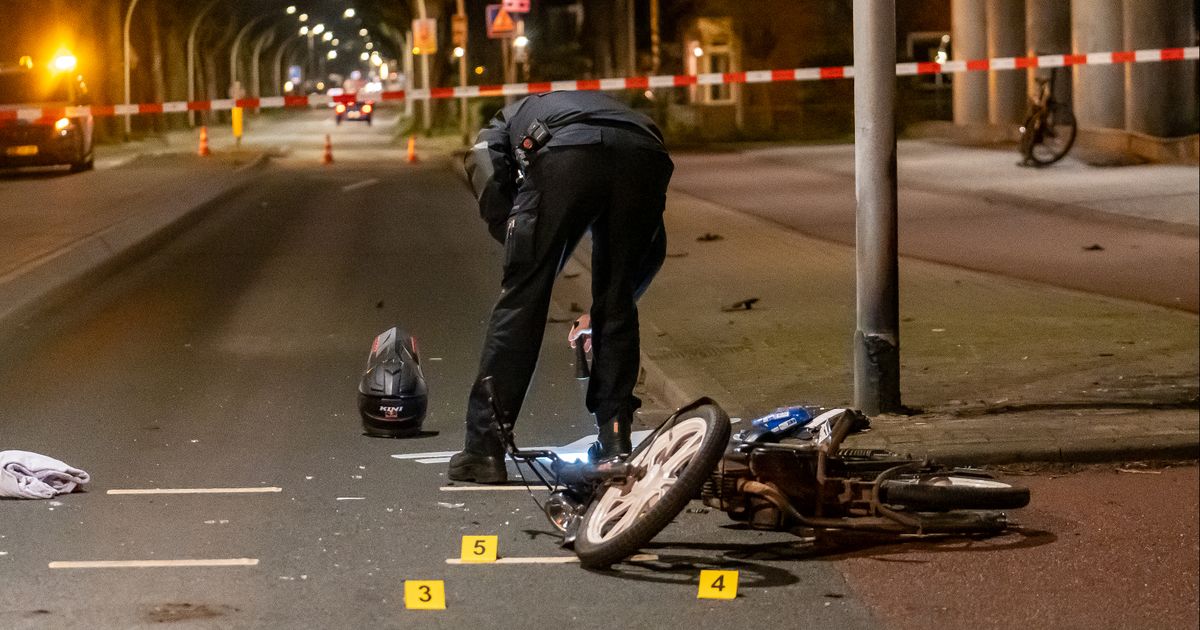Bromfietser zwaargewond op asfalt na botsing, automobilist rijdt door ...