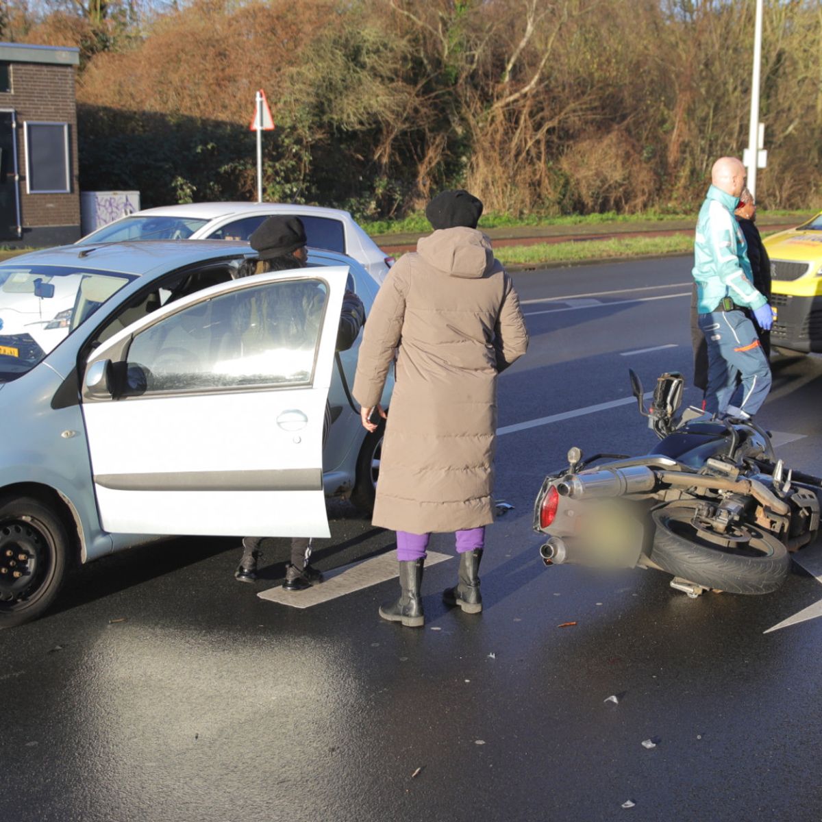 Ochtend vol ongelukken, KNMI blijft waarschuwen voor gladde wegen - Omroep West