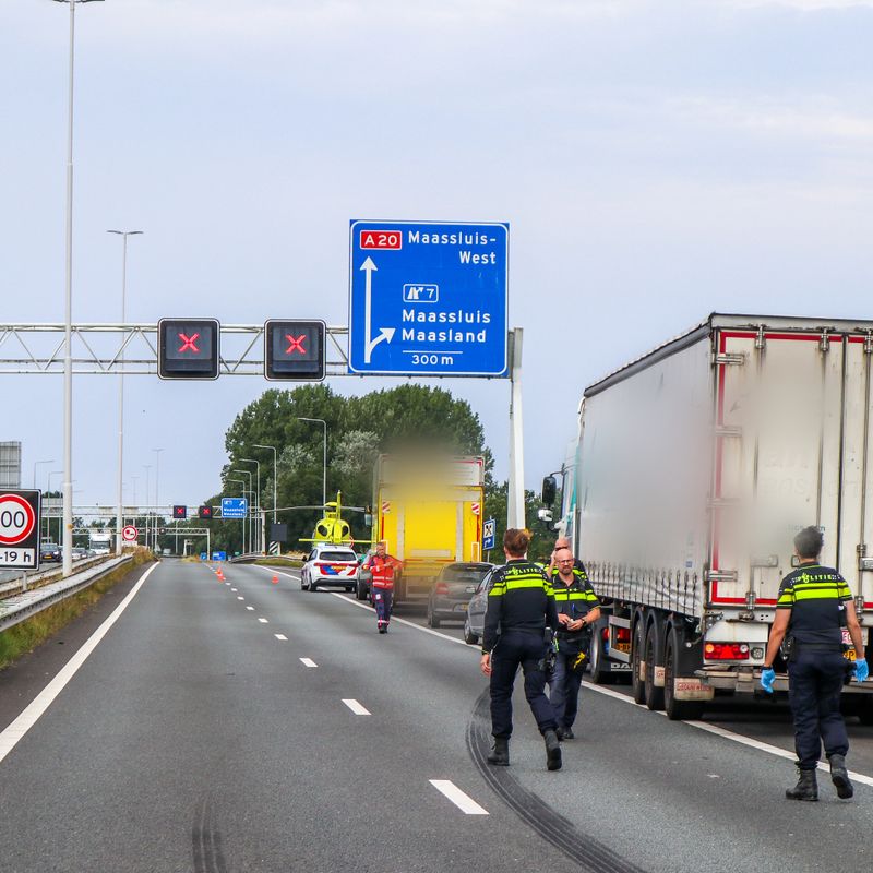 Vrouw op vluchtstrook aangereden door vrachtwagen, snelweg weer open - Rijnmond