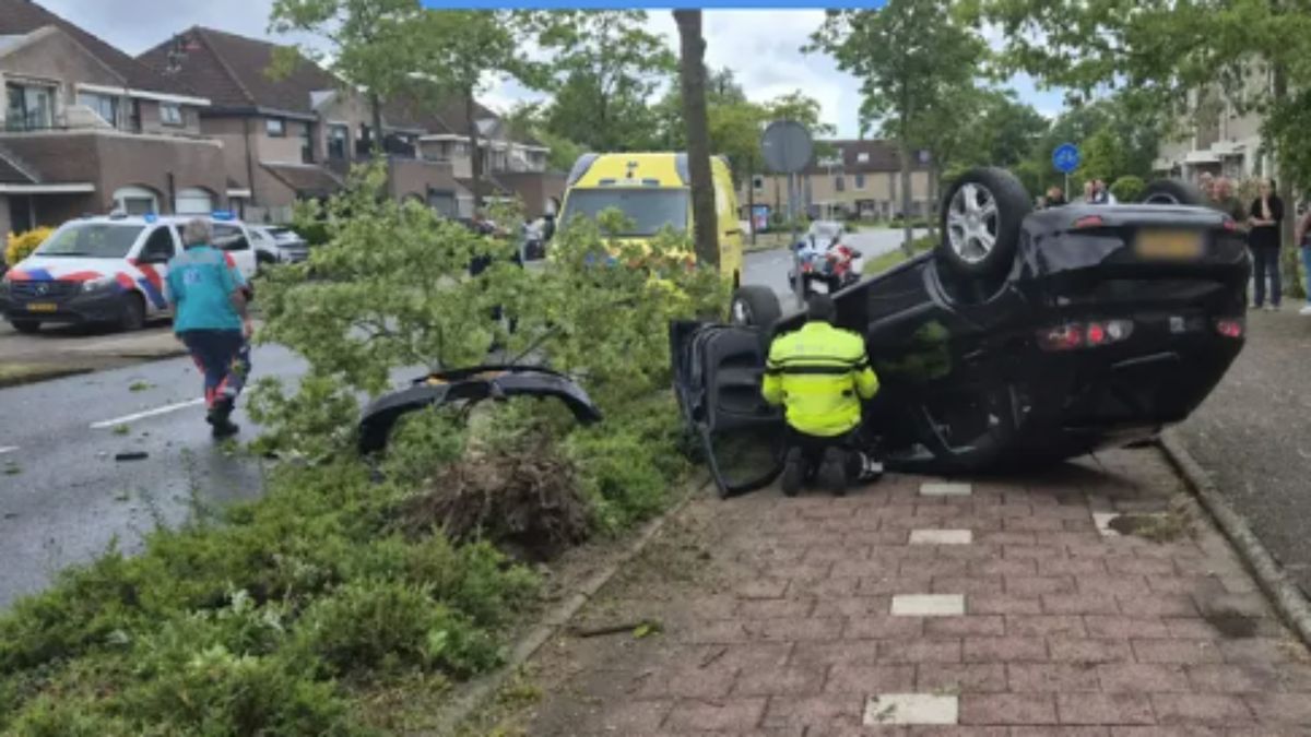 Beginnend bestuurder onder invloed van alcohol slaat met auto over de ...