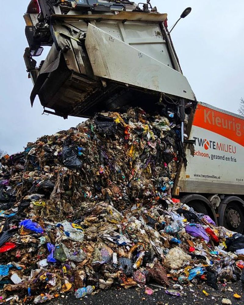 Afvalverwerker verliest lading: vuilnisbelt op straat - Oost