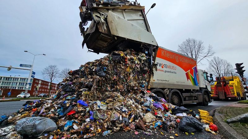 Afvalverwerker verliest lading: vuilnisbelt op straat - Oost