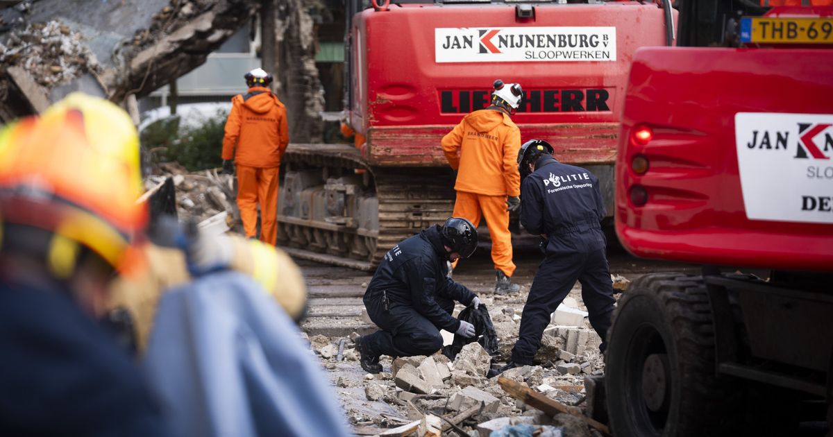 Slopers ruimen puin na explosies aan Tarwekamp Den Haag: 'Veel gewend ...