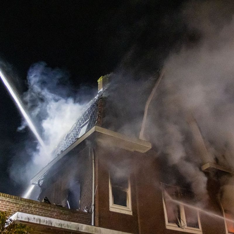 112-nieuws: Meerdere woningen ontruimd bij grote brand | Gezin in ...