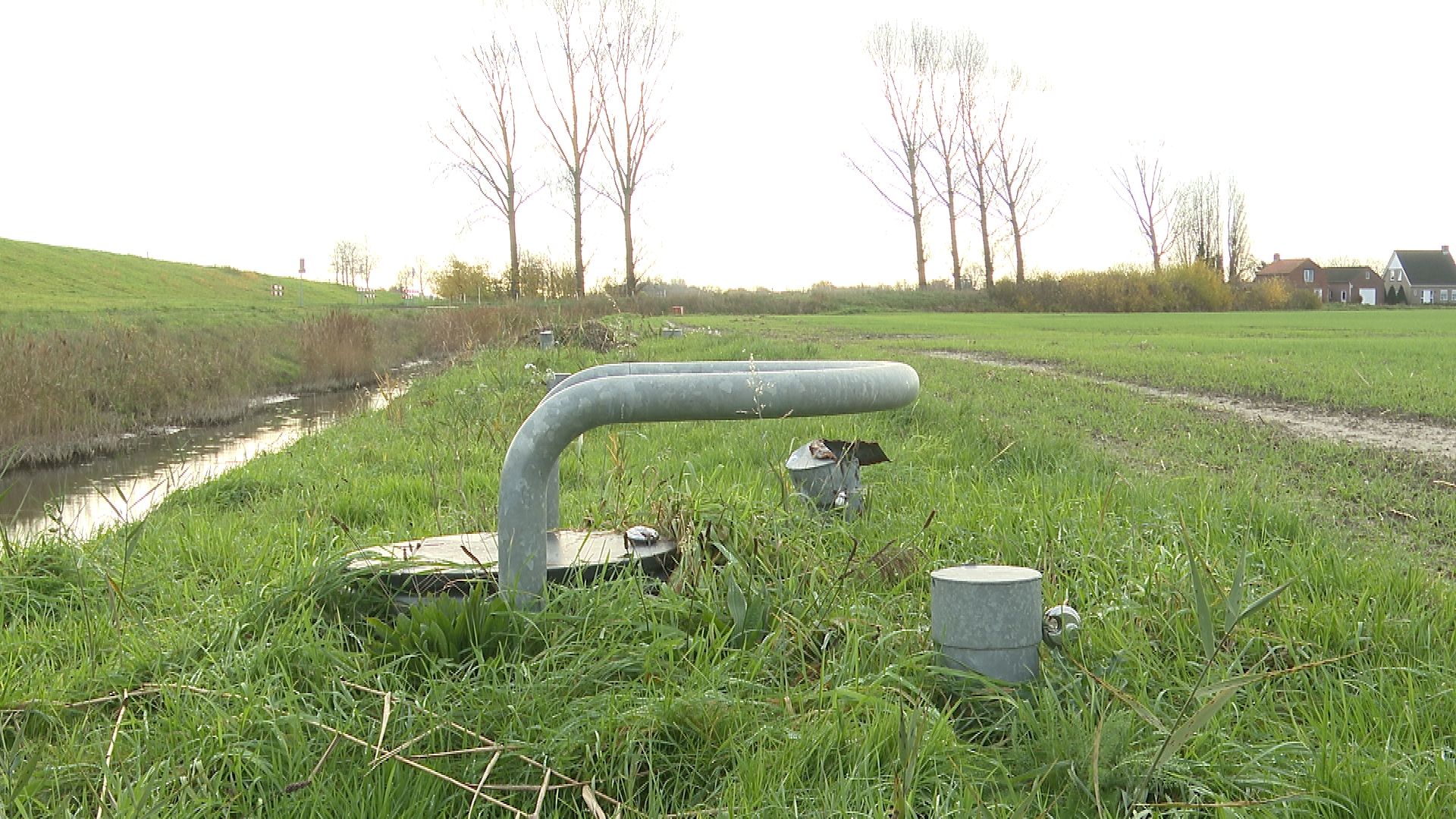 Vervuilde grond in dijk Perkpolder blijft toch liggen, boeren blijven ...