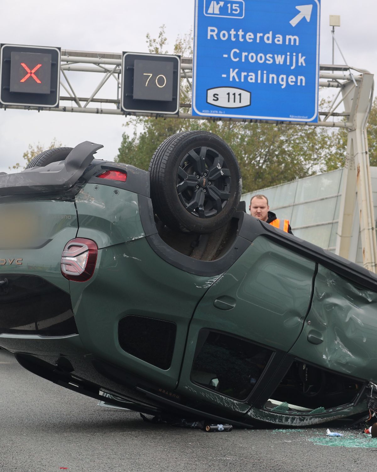 Auto belandt op z'n kop op snelweg, ruim uur vertraging - Rijnmond