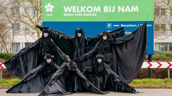Extinction Rebellion voert actie bij NAM in Assen: 'Ga hier niet mee ...