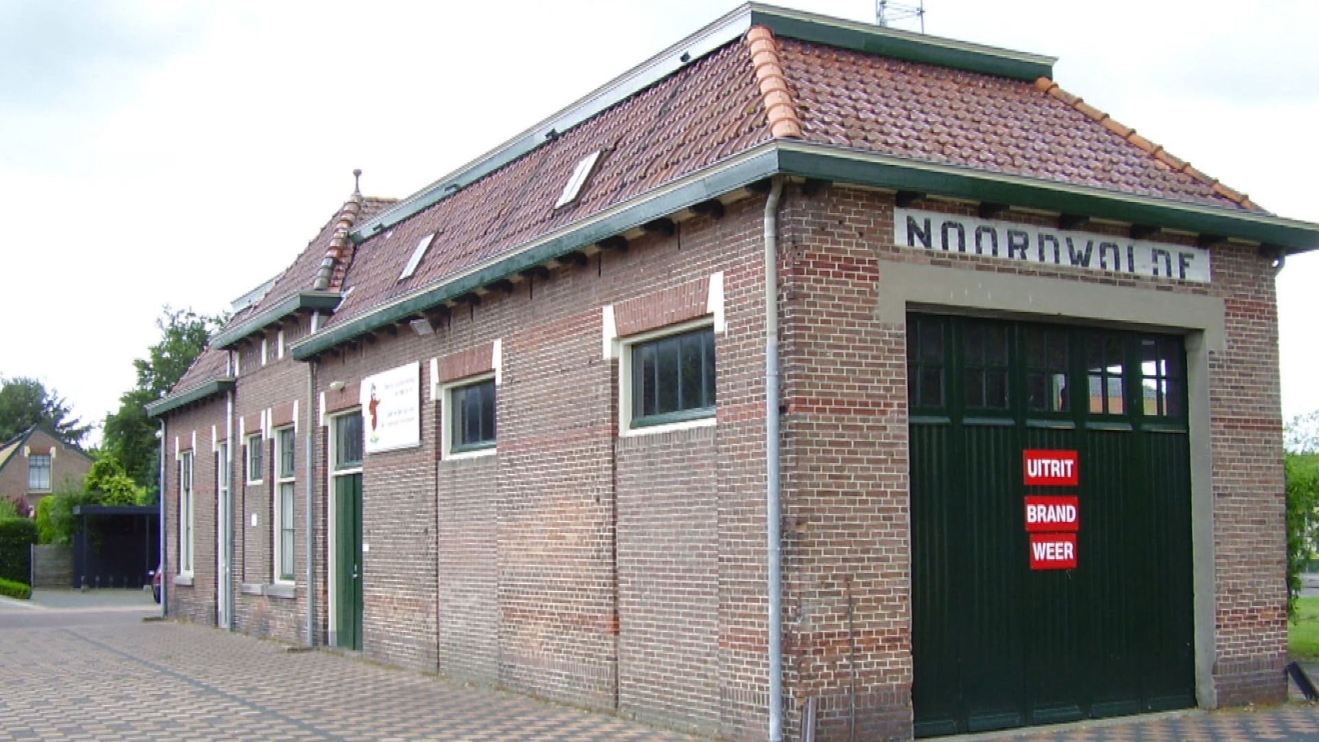 Noordwolde geeft oude locomotief weer een plek, verroeste delen ...