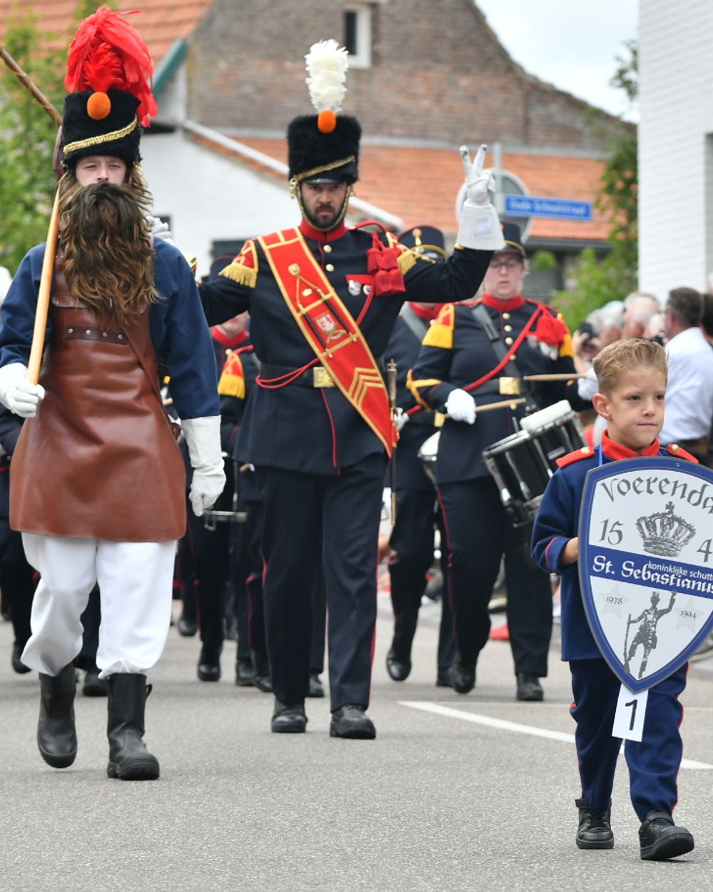 Sfeerbeelden: Zuid-Limburgse schutterijen trekken door de straten van ...